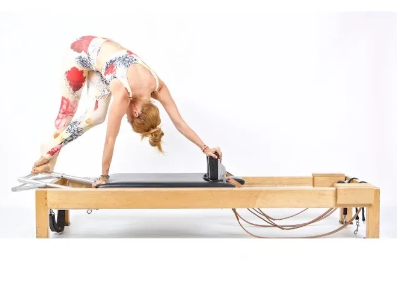 Bài tập Pilates Snake and Twist trên Reformer - MBS Pilates