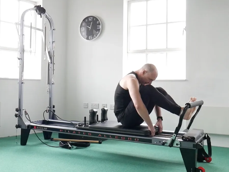 Bài tập Pilates Stomach Massage Round Back trên Reformer - MBS Pilates